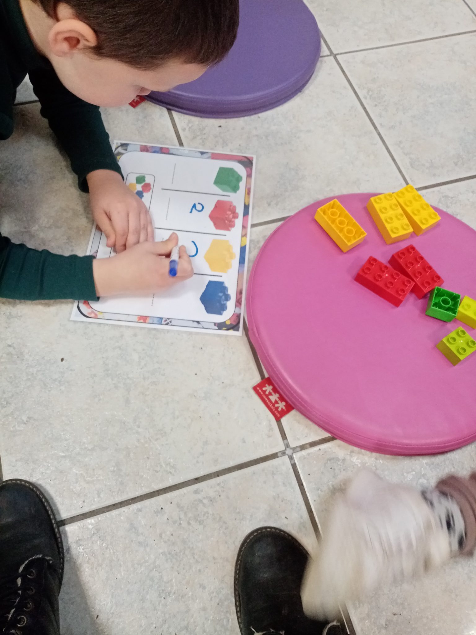 Dénombrer, mémoriser une quantité, avec des légos + jeu de plateau ...